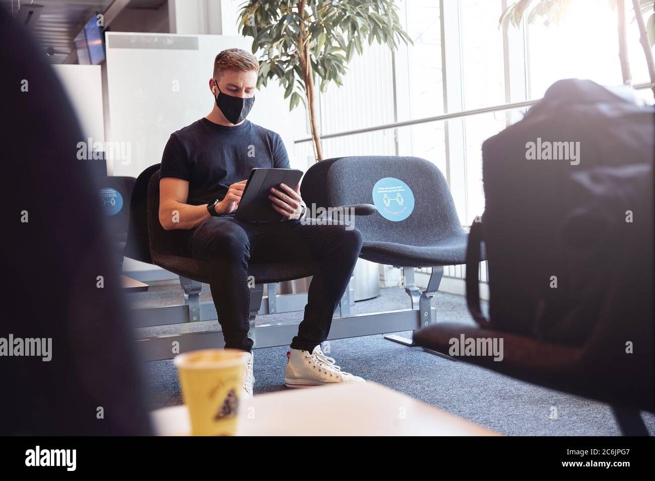Airport wearing mask hi-res stock photography and images - Alamy