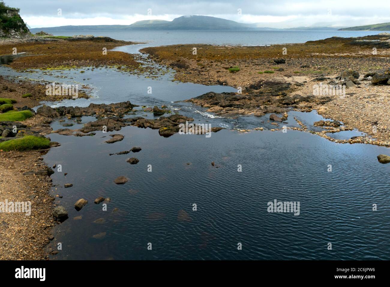 Der Fluß Old River mündet in Loch Eishort, Isle of Skye, Schottland ...