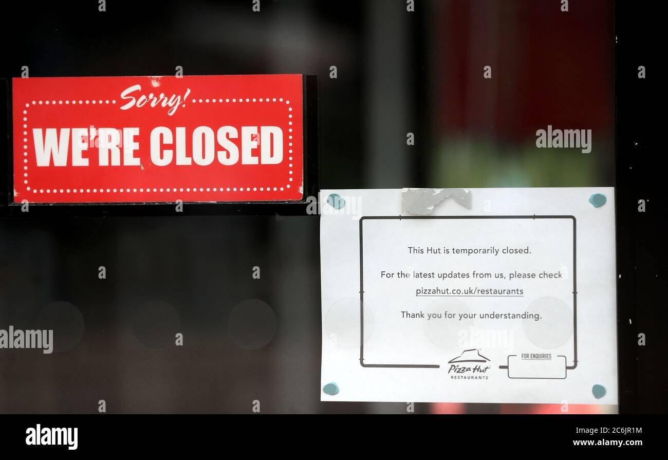 A general view of a closed sign in a Pizza Hut window Stock Photo - Alamy