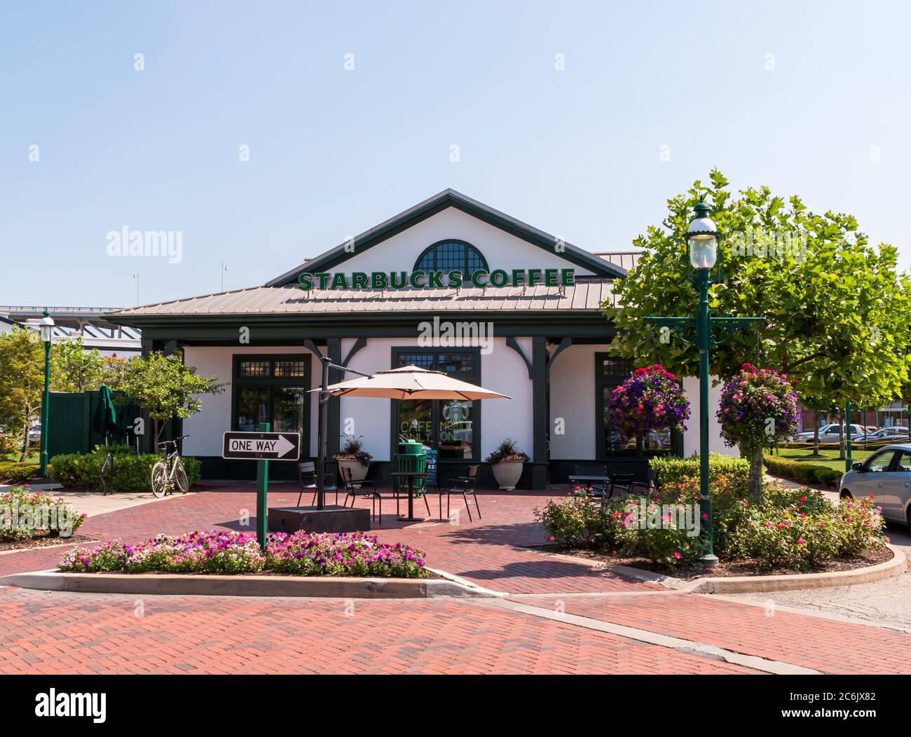 Starbucks outdoor seating hi-res stock photography and images - Alamy