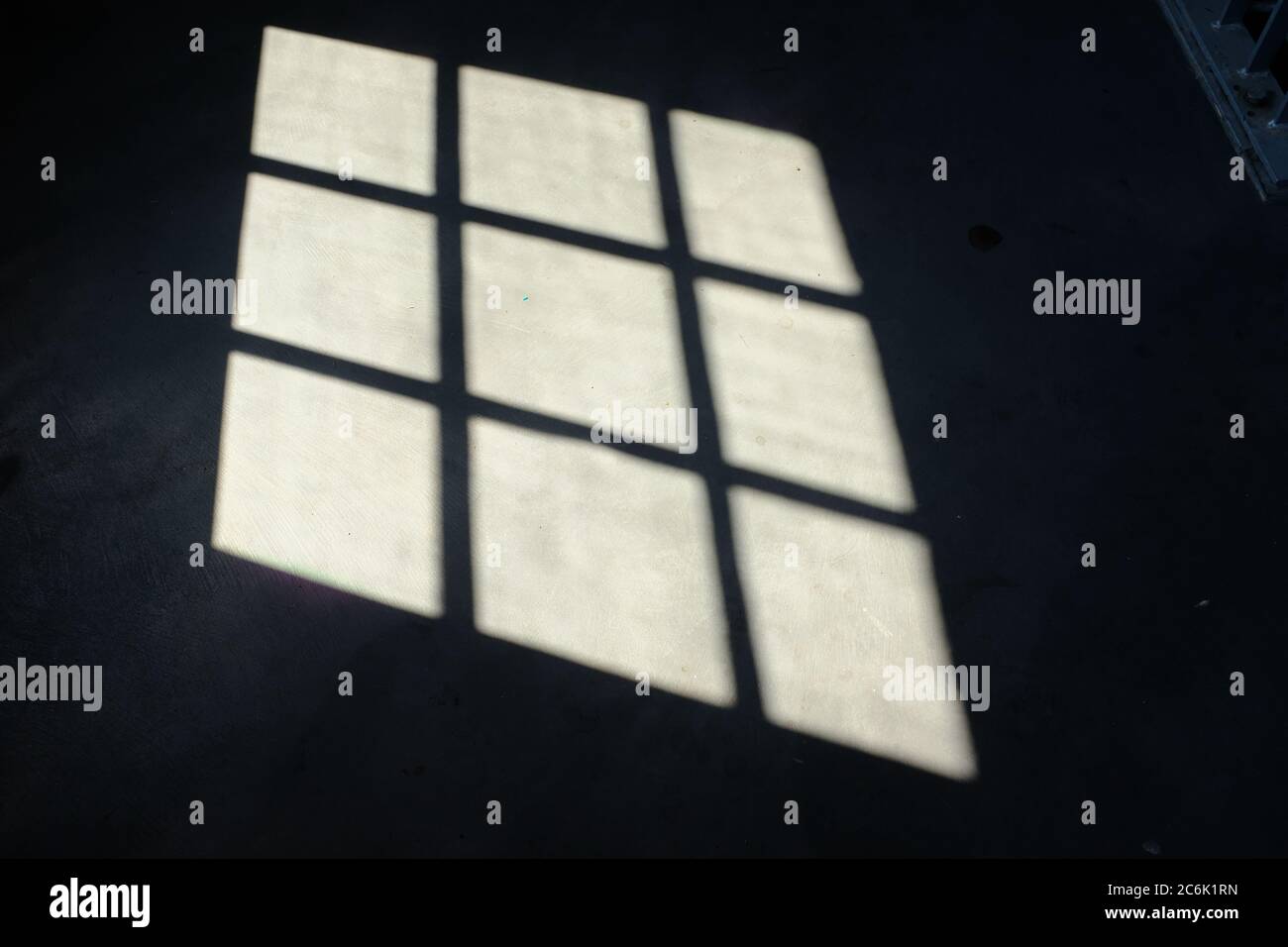 Square window panes hi-res stock photography and images - Alamy