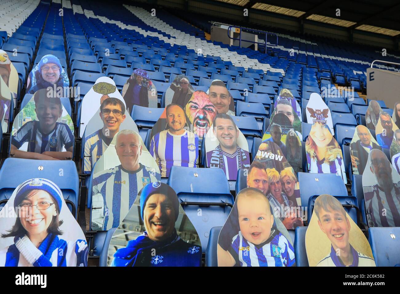 Cardboard cutouts fans hi-res stock photography and images - Alamy