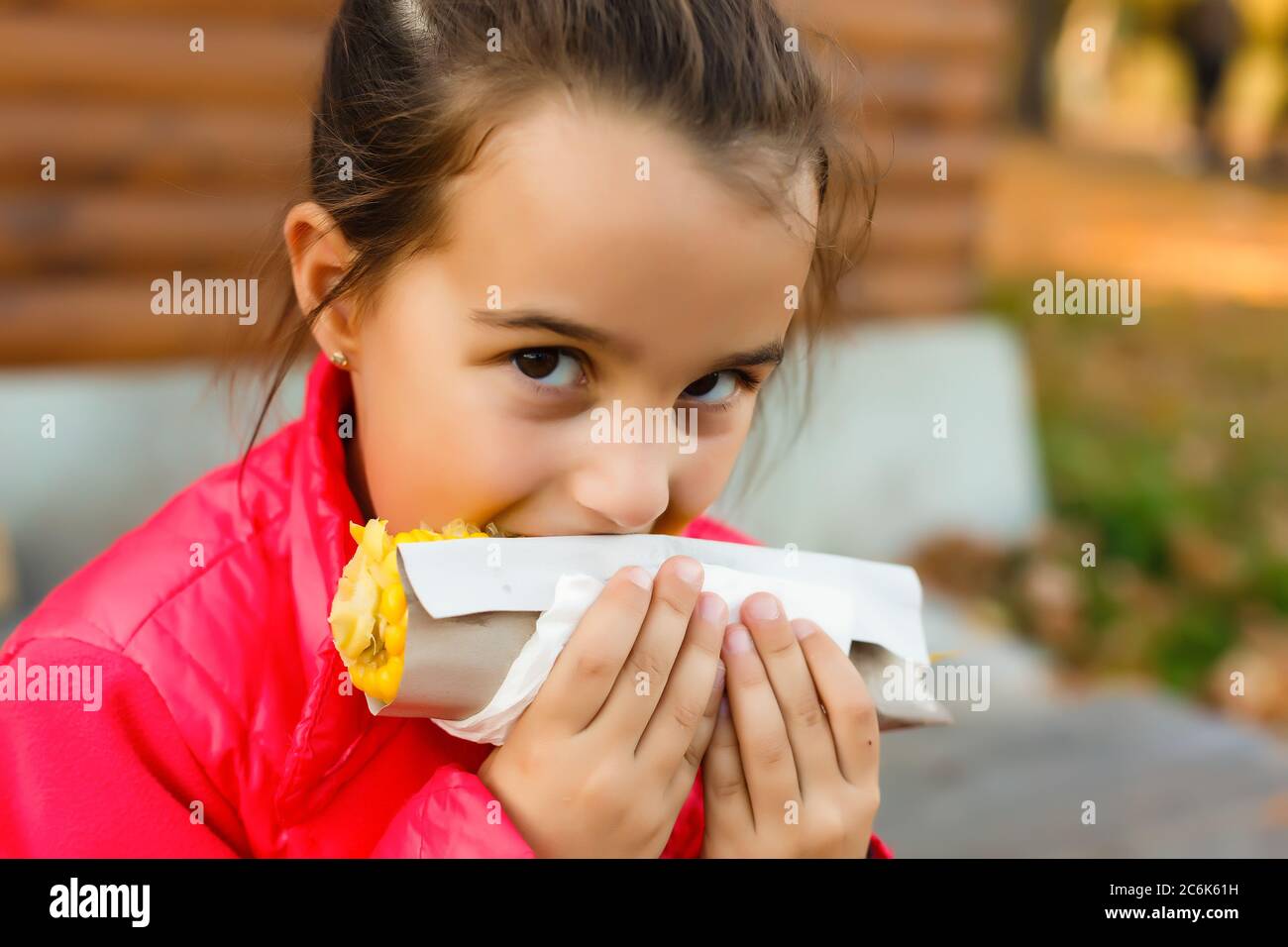 little girl eating messy corn on the cob Stock Photo - Alamy