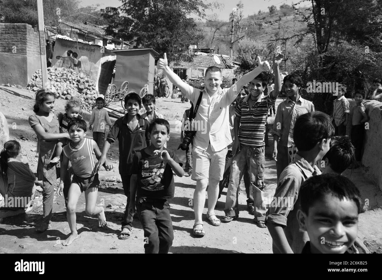 Polnischer Reporter in den Slums von Vijaynagar umringt von Kinderschar ...