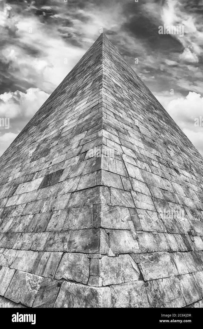 Piramide pyramid Black and White Stock Photos & Images - Alamy