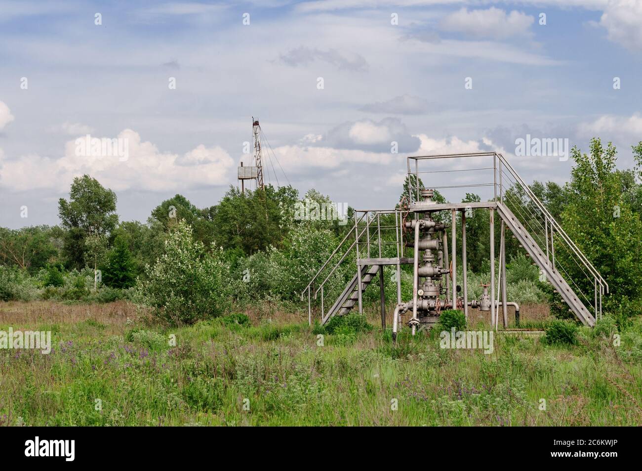 production gas well and drill rig mast Stock Photo - Alamy