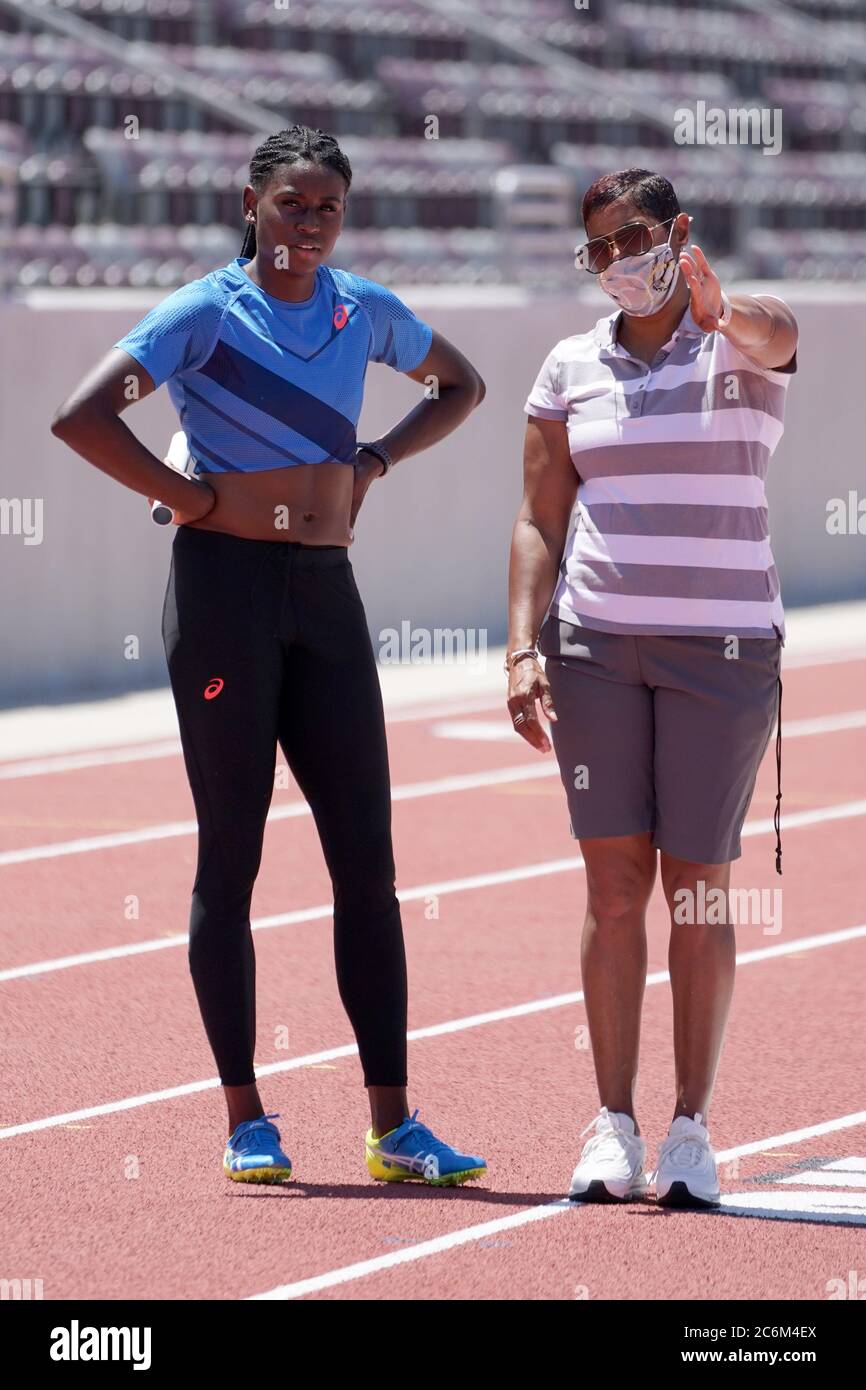 Candace Hill (left) talks with Southern California Trojans coach Caryl ...