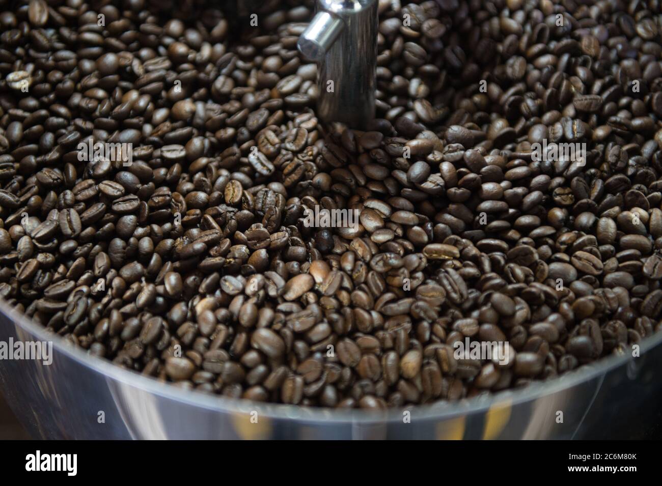 Mixing roasted coffee Stock Photo - Alamy