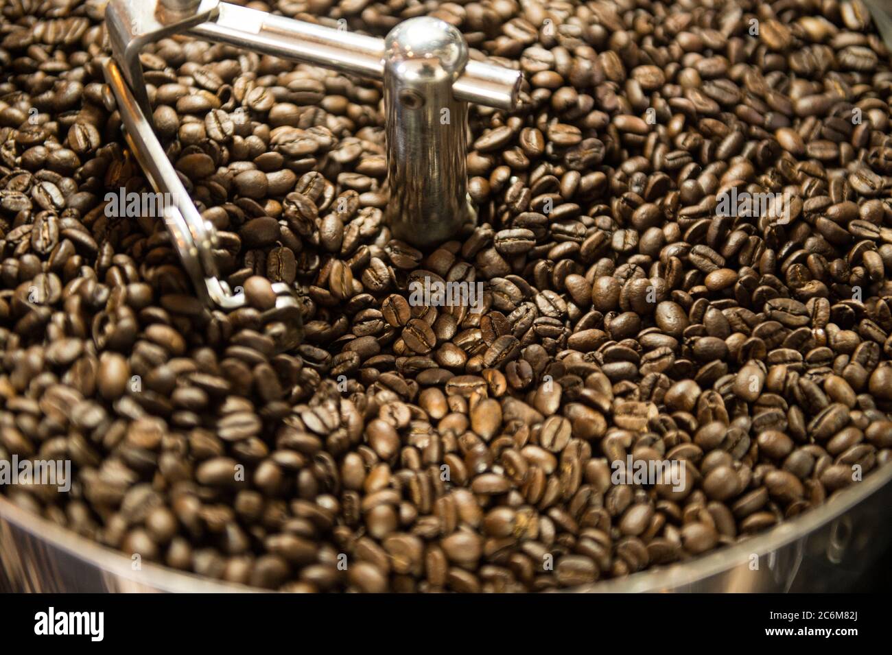 Mixing roasted coffee Stock Photo - Alamy