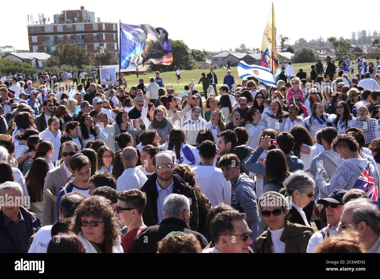 Israeli dancing hi-res stock photography and images - Alamy