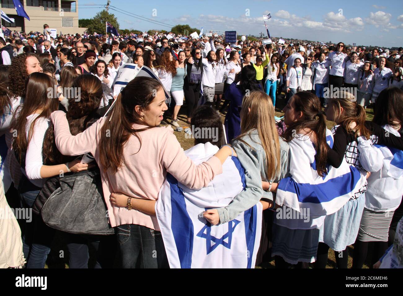 Israeli dancing hi-res stock photography and images - Alamy