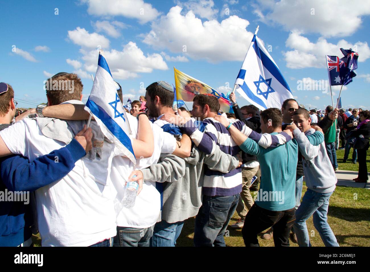 Israeli dancing hi-res stock photography and images - Alamy