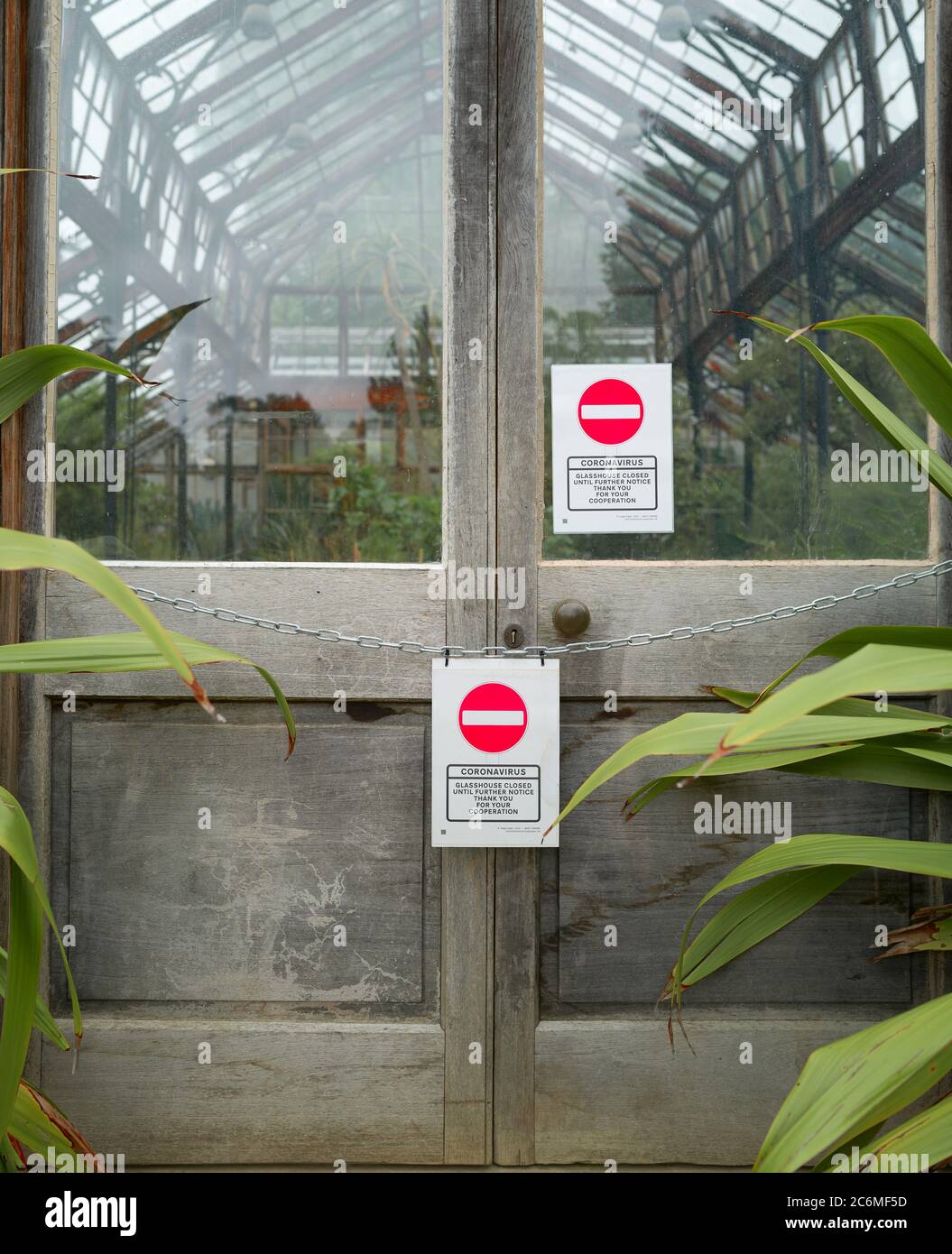 Garden closed until further notice hi-res stock photography and images ...