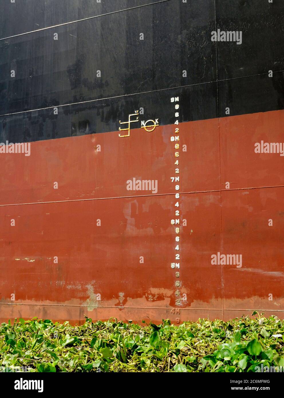 Freeboard mark hi-res stock photography and images - Alamy