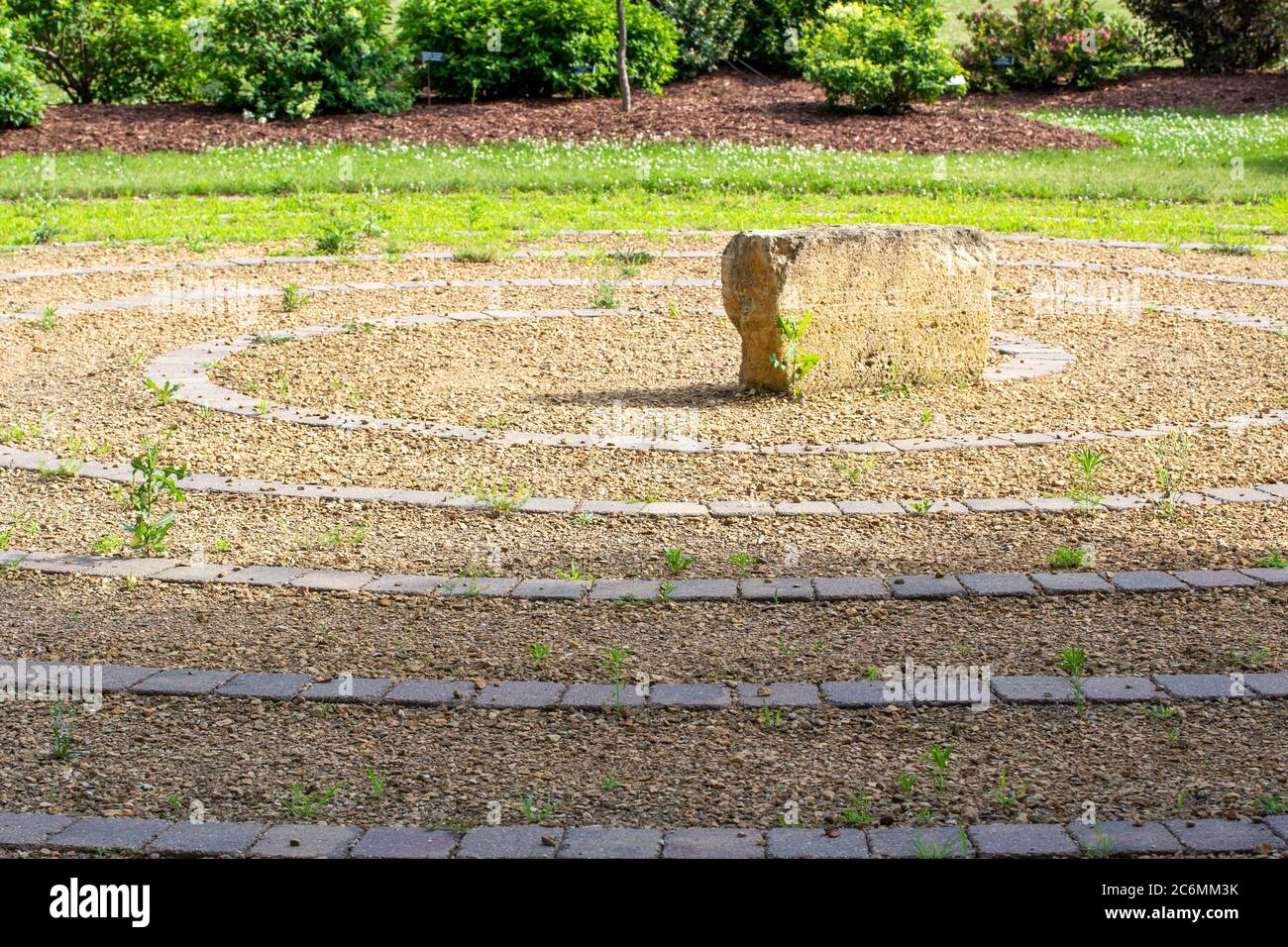Stone path maze hi-res stock photography and images - Alamy