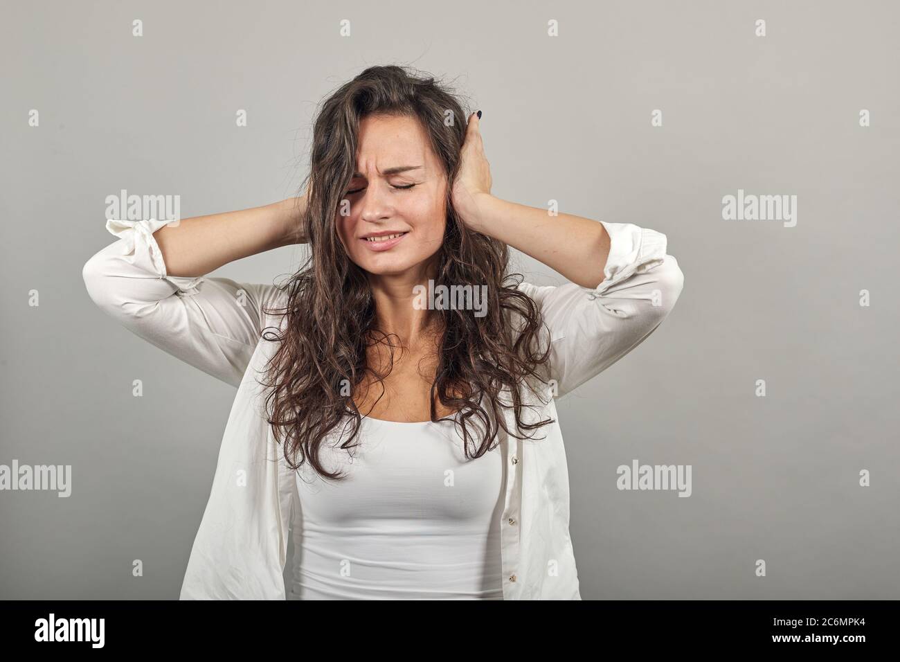 Plugging ears with fingers doesn't want to hear, covered auricle hands ...