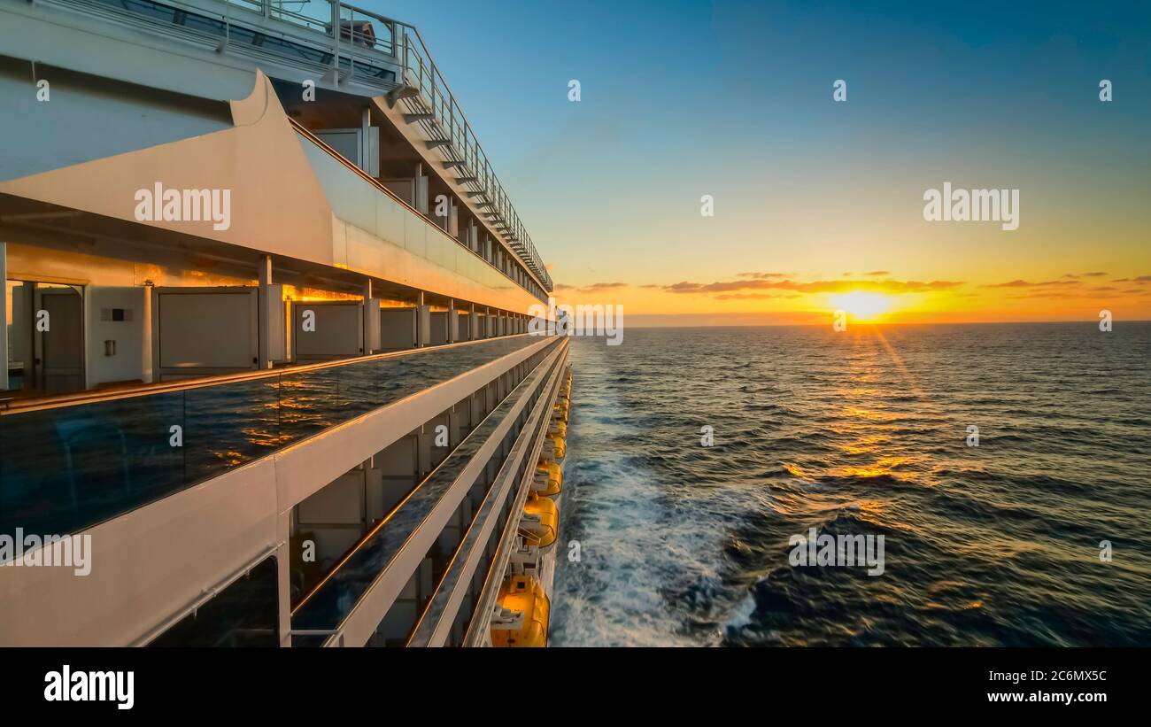 Cruise ship view hi-res stock photography and images - Alamy