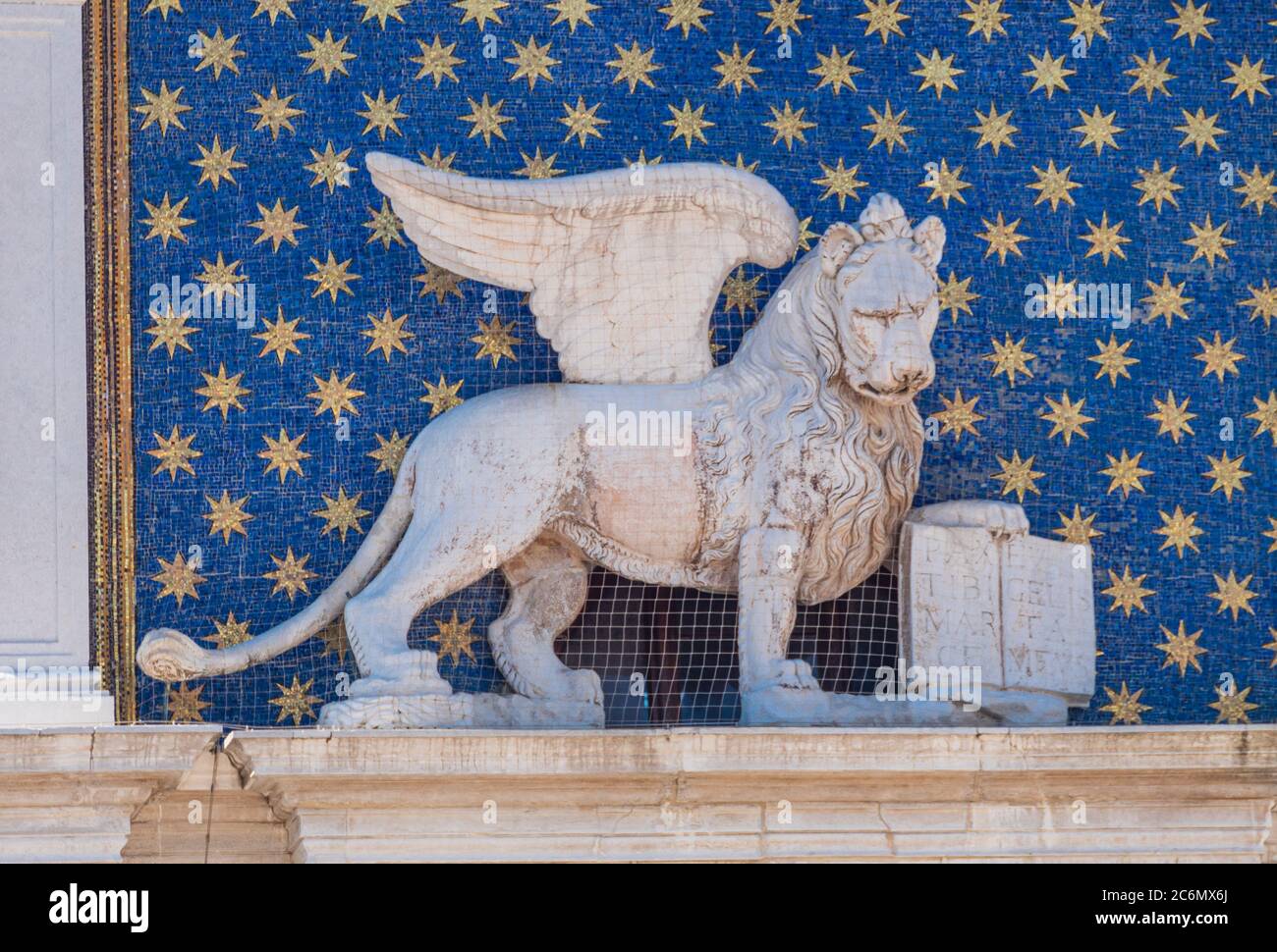 Statue winged lion italy hi-res stock photography and images - Alamy