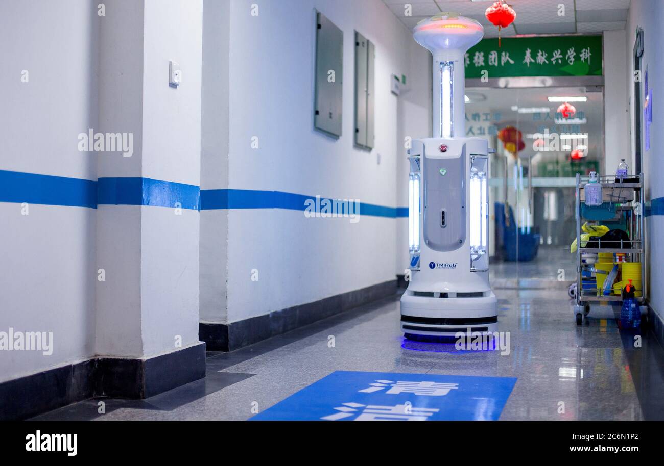 Robot hospital 2020 hi-res stock photography and images - Alamy