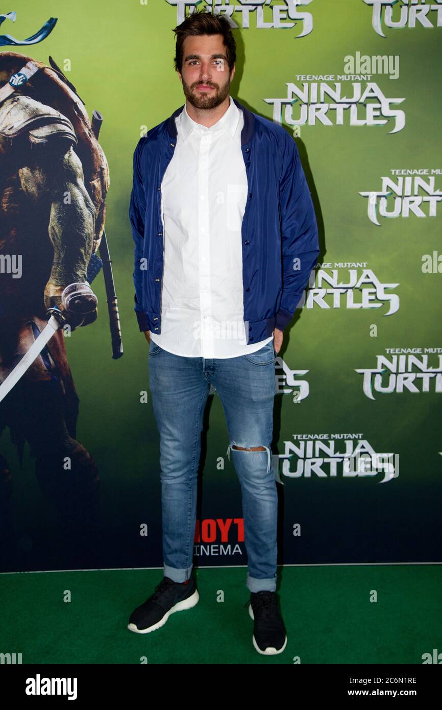 Sydney Swans AFL Player Tom Derickx arrives on the green carpet for the ...