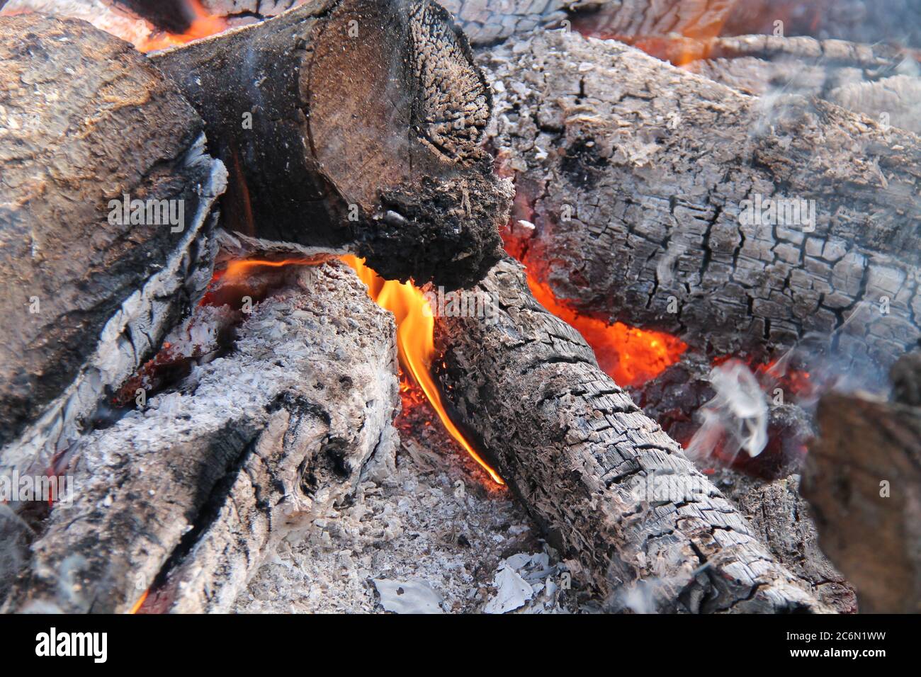 The Hot Embers of a Burning Wood Log Fire Stock Photo - Alamy