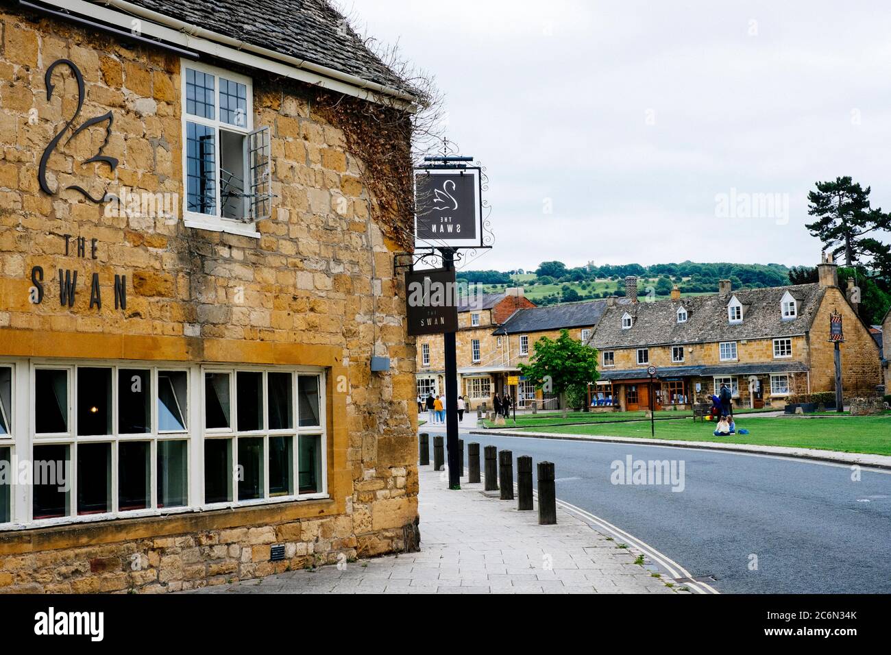 The Swan Hotel and pub in Broadway, Worcestershire Stock Photo - Alamy