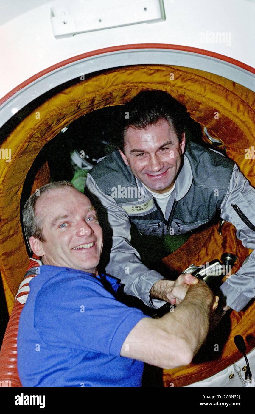 (15-24 May 1997) --- Two mission commanders greet and shake hands ...