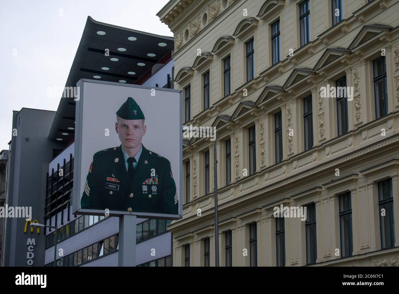Sign of soldier at Checkpoint Charlie Berlin Stock Photo - Alamy