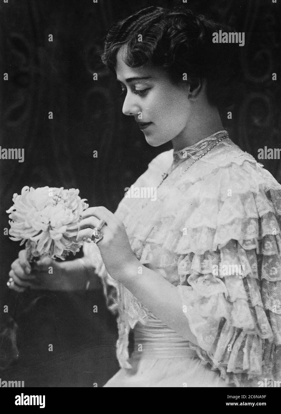 American stage and silent film actress Edna Wallace Hopper ca. 1916 ...