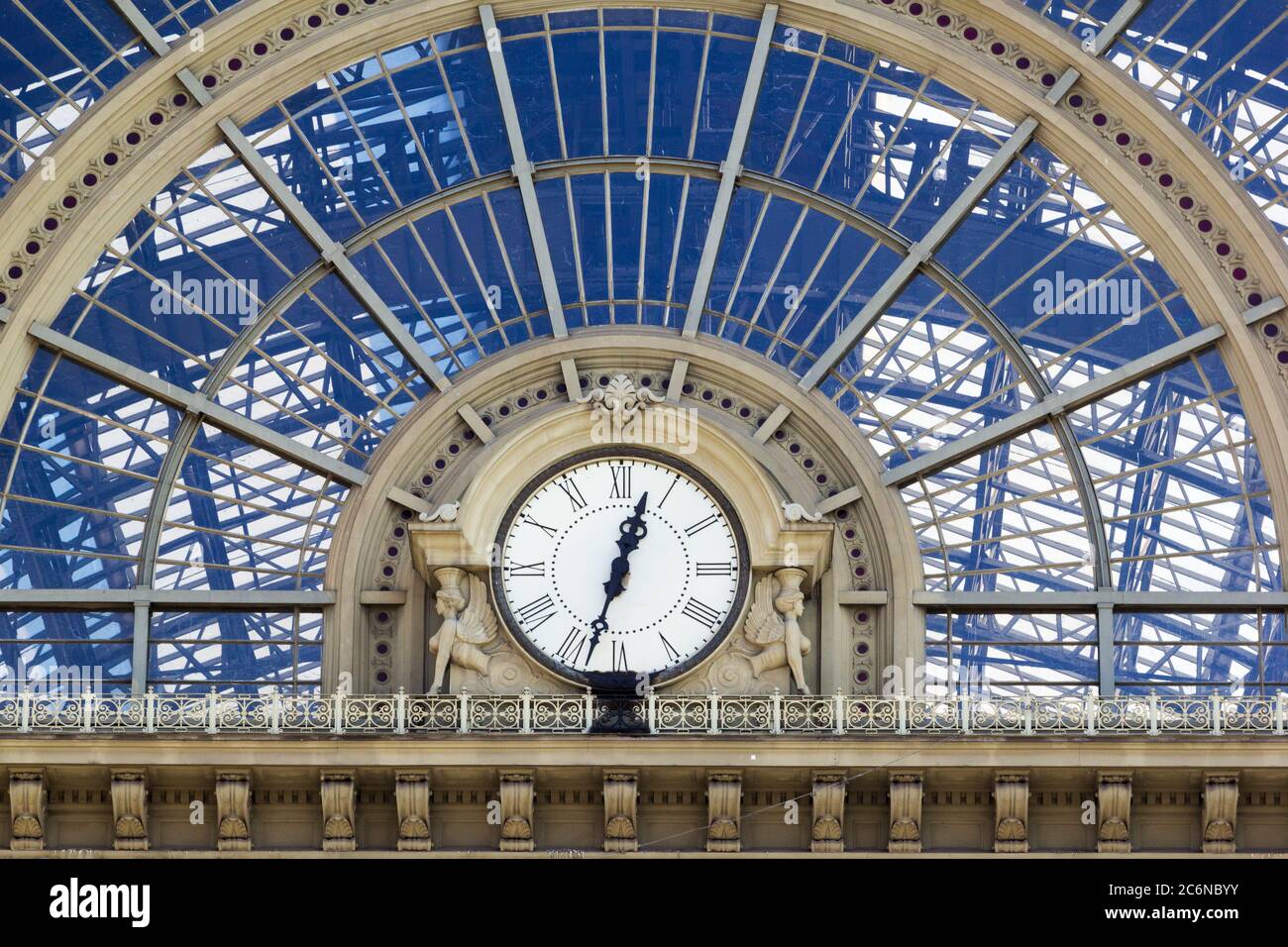 Building with large clock hi-res stock photography and images - Alamy