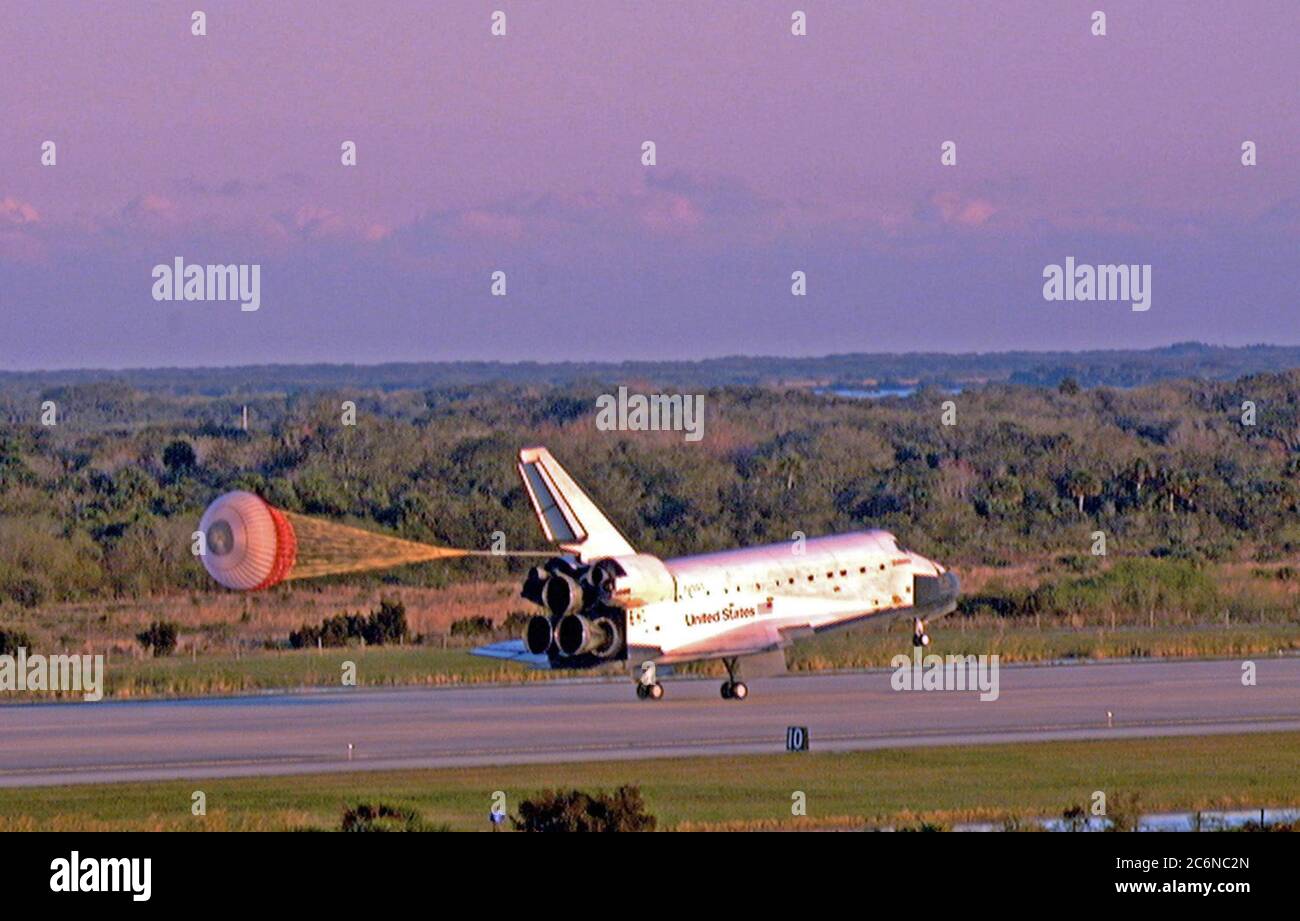 1998 space shuttle landing hi-res stock photography and images - Alamy