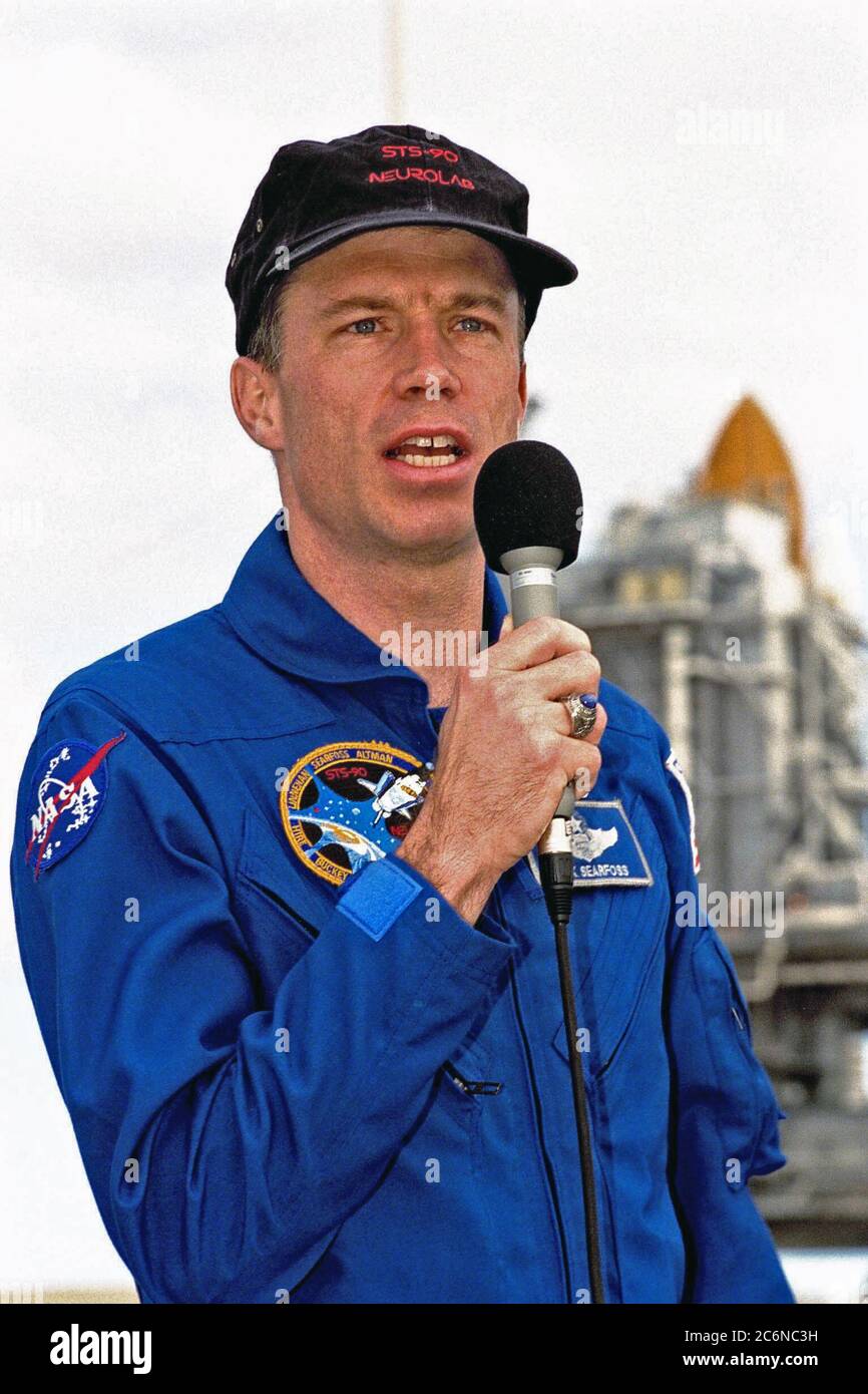 STS-90 Commander Richard Searfoss addresses the media at KSC's Launch ...