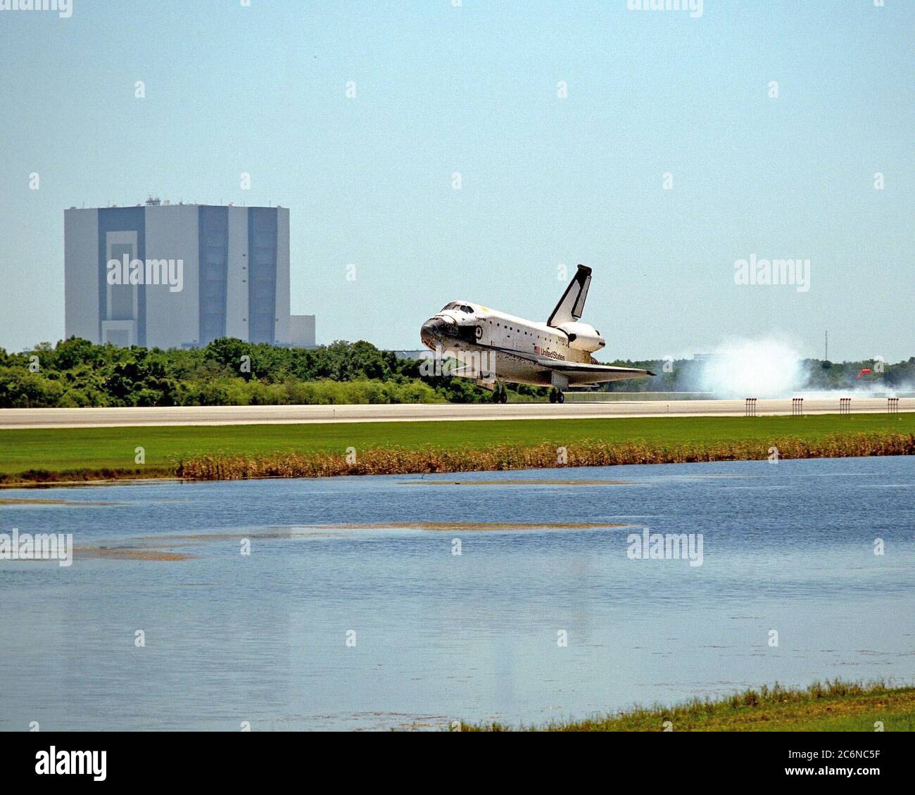 1998 space shuttle landing hi-res stock photography and images - Alamy