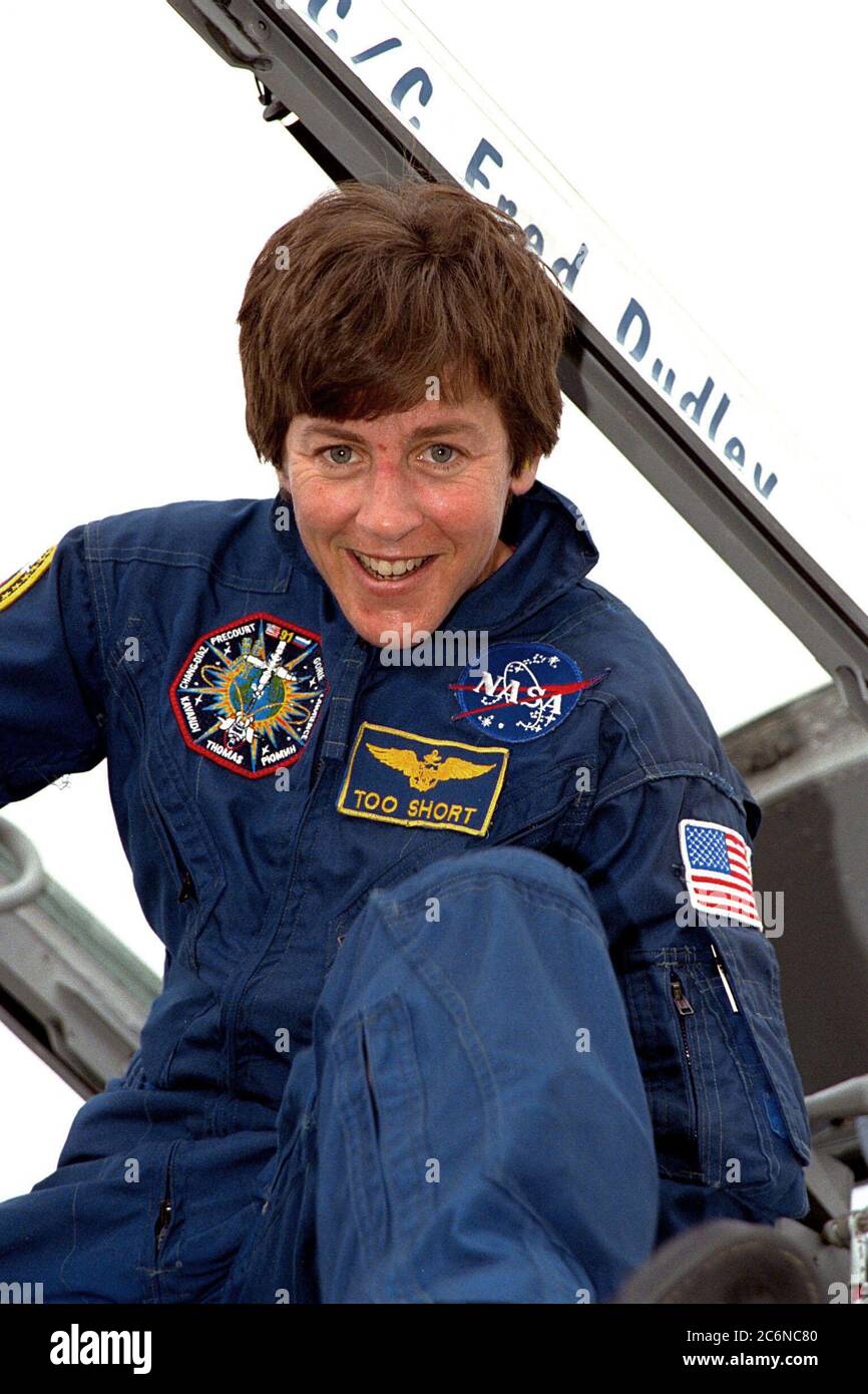 STS-91 Mission Specialist Wendy B. Lawrence (Cdr., USN) arrives at ...