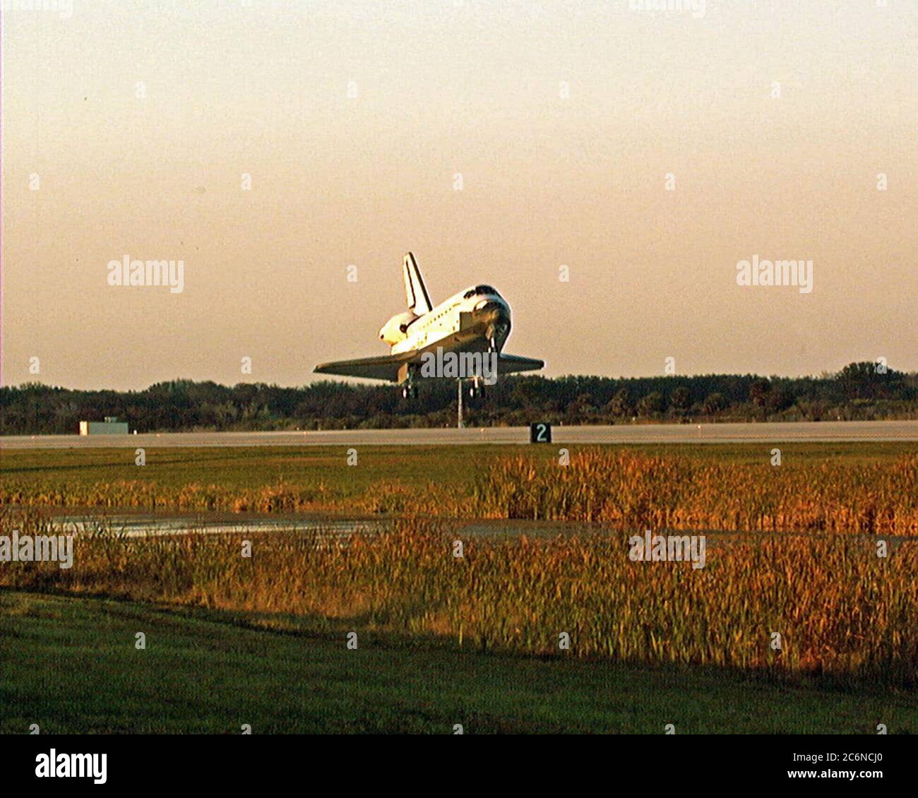 1998 space shuttle landing hi-res stock photography and images - Alamy
