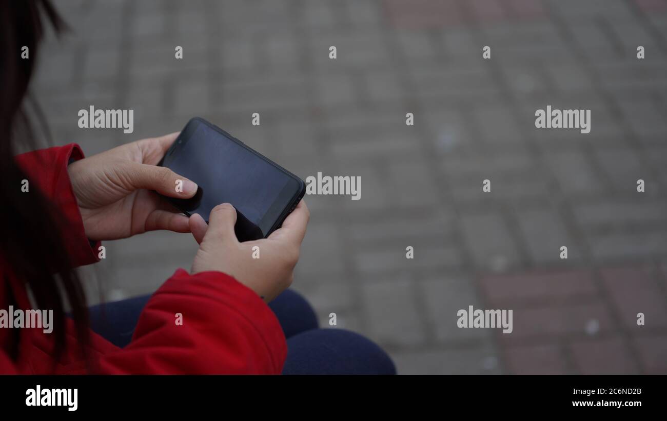 Female hands holding mobile phone hi-res stock photography and images ...