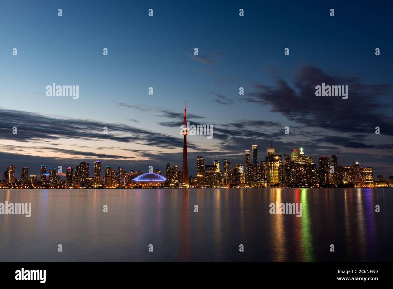 Toronto skyline cityscape dusk canada hi-res stock photography and ...