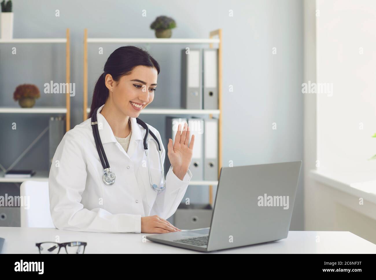 Doctor talking to patient computer hi-res stock photography and images ...