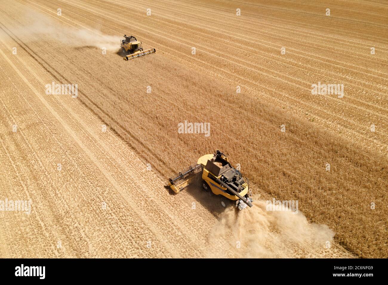 Modern harvesting machine wheat hi-res stock photography and images - Alamy
