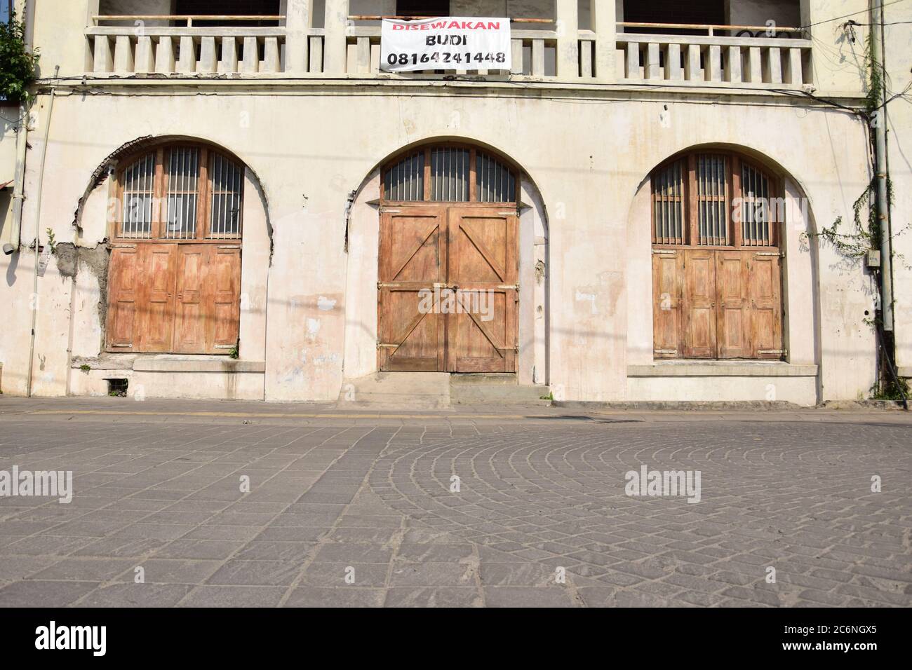 The gate in the old building, the classic old building Stock Photo - Alamy
