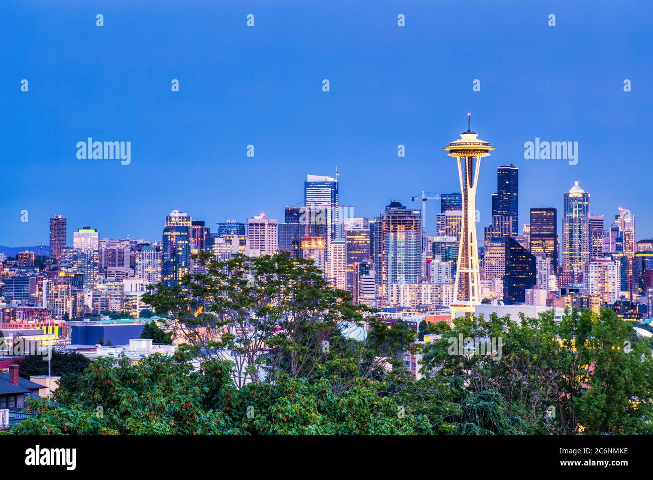 Seattle skyline mount rainier dusk hi-res stock photography and images ...