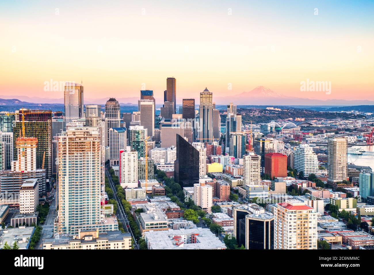 Mt rainier seattle skyline hi-res stock photography and images - Alamy