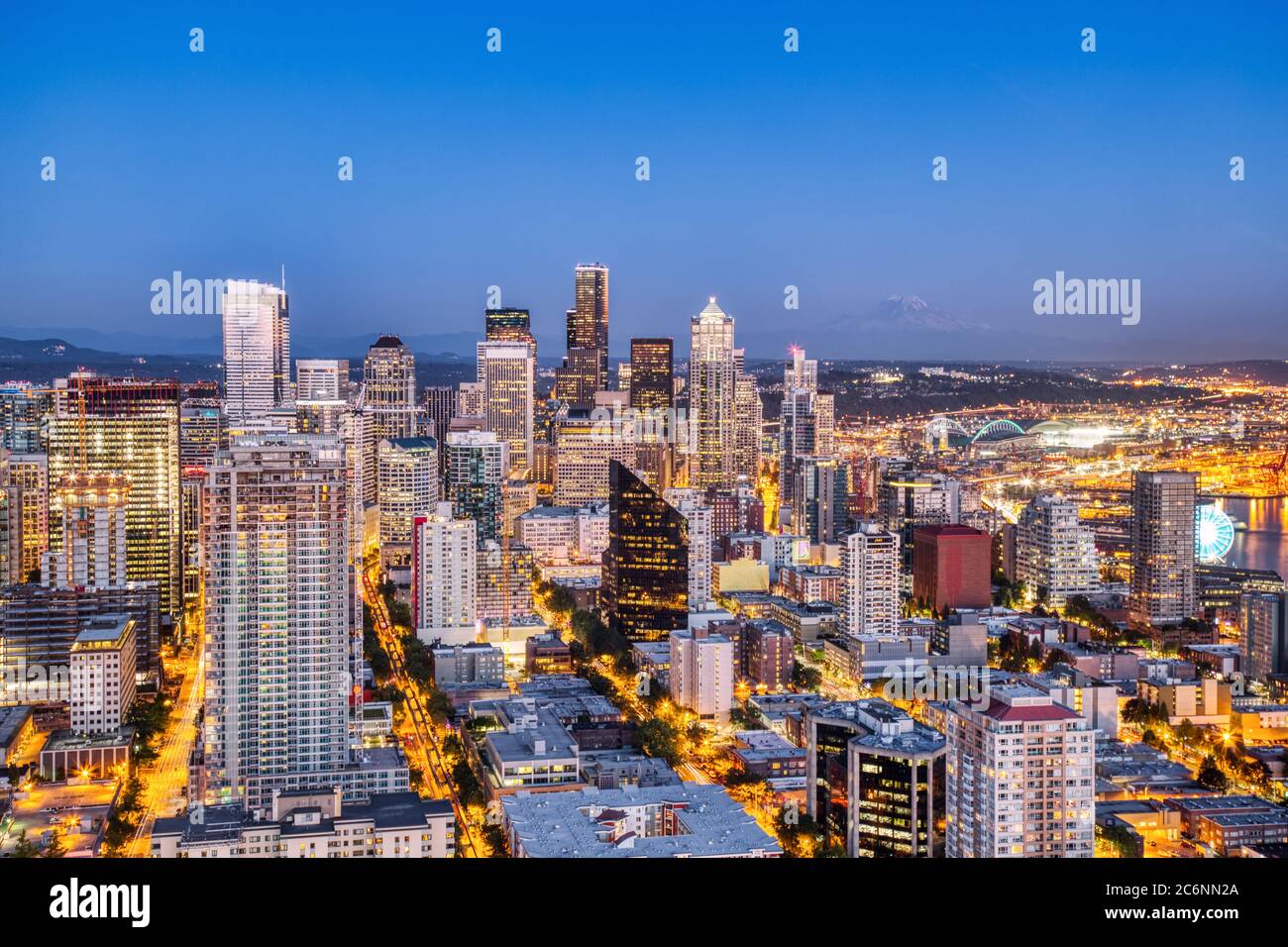 Seattle skyline mt rainier hi-res stock photography and images - Alamy