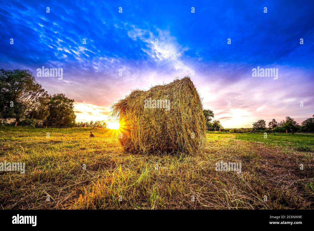 Hay bale sunset hi-res stock photography and images - Alamy