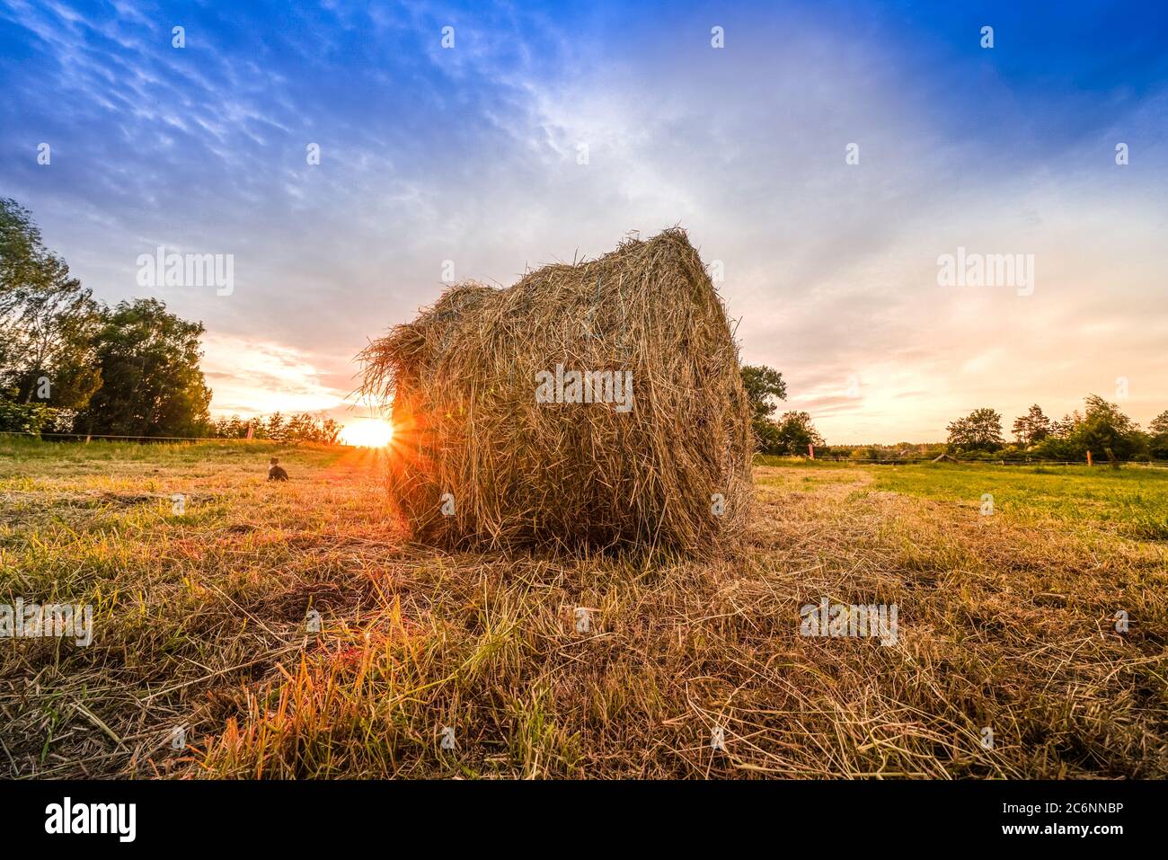 Hay bale sunset hi-res stock photography and images - Alamy
