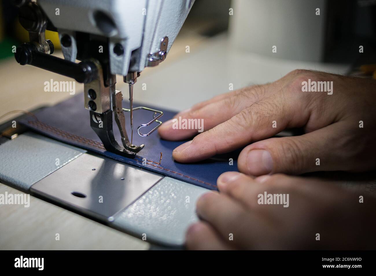 Hands sew on sewing machine hi-res stock photography and images - Alamy