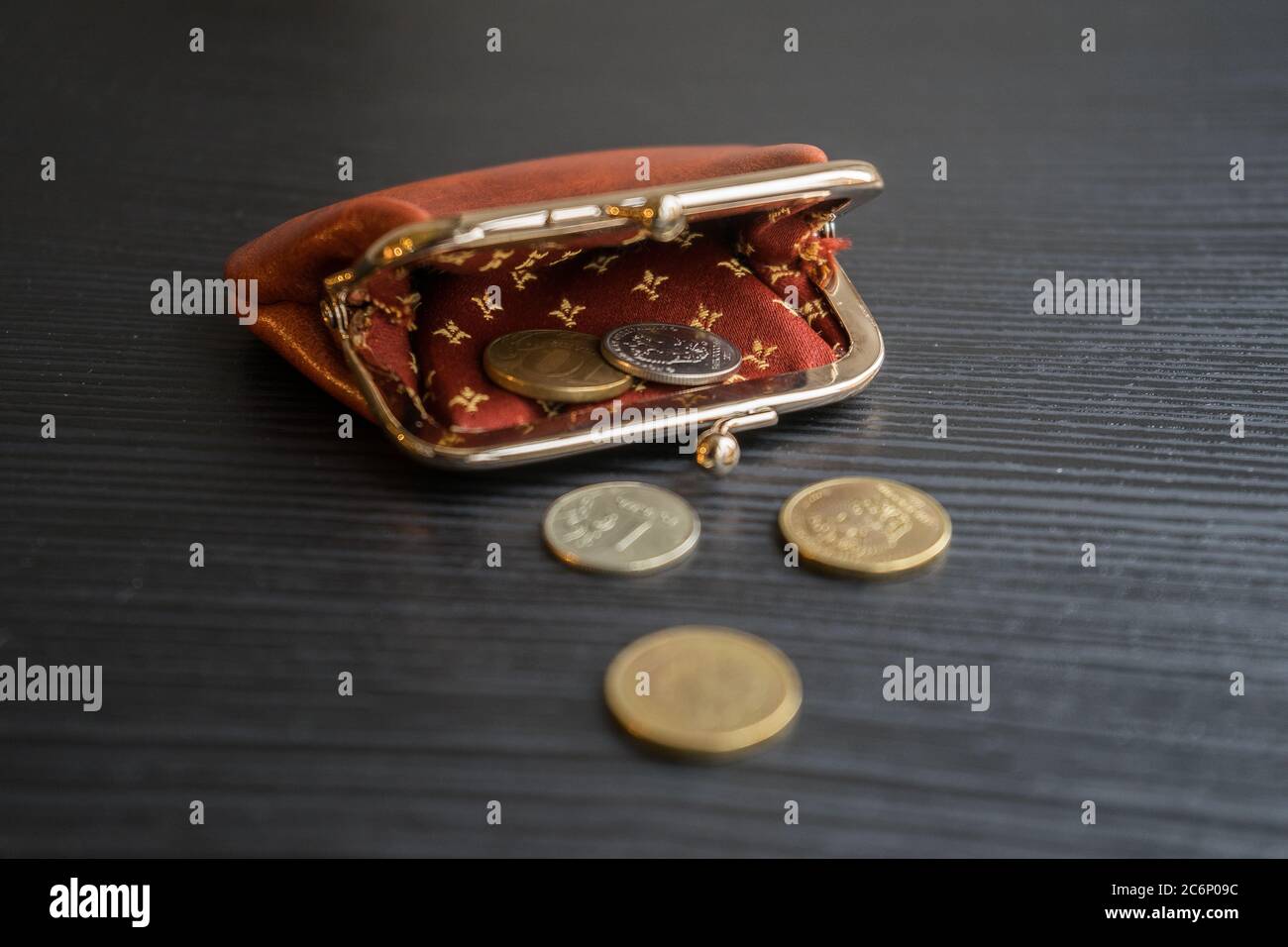 Scattered money table hi-res stock photography and images - Alamy