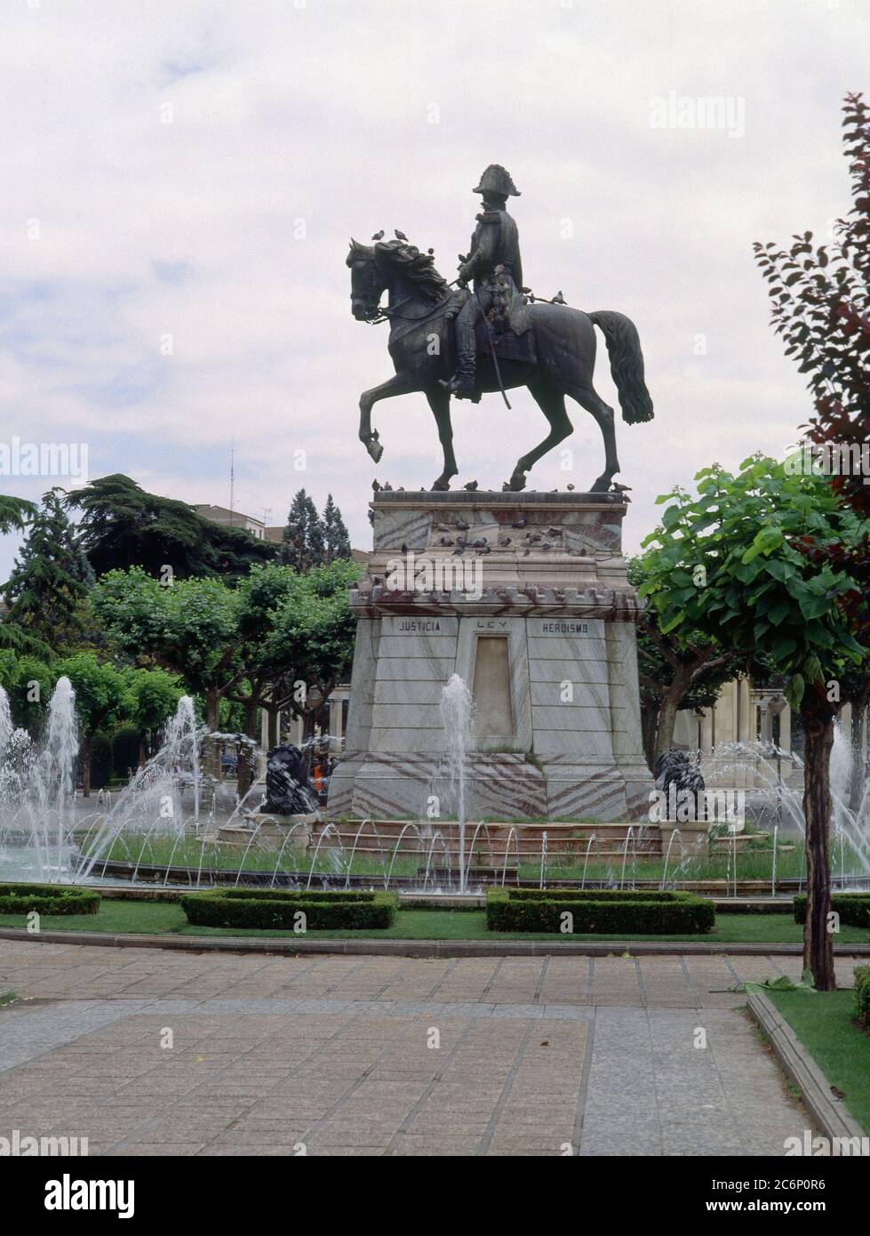 FUENTE CON EL MONUMENTO DE ESPARTERO EN LA PLAZA DEL ESPOLON, 1871 ...