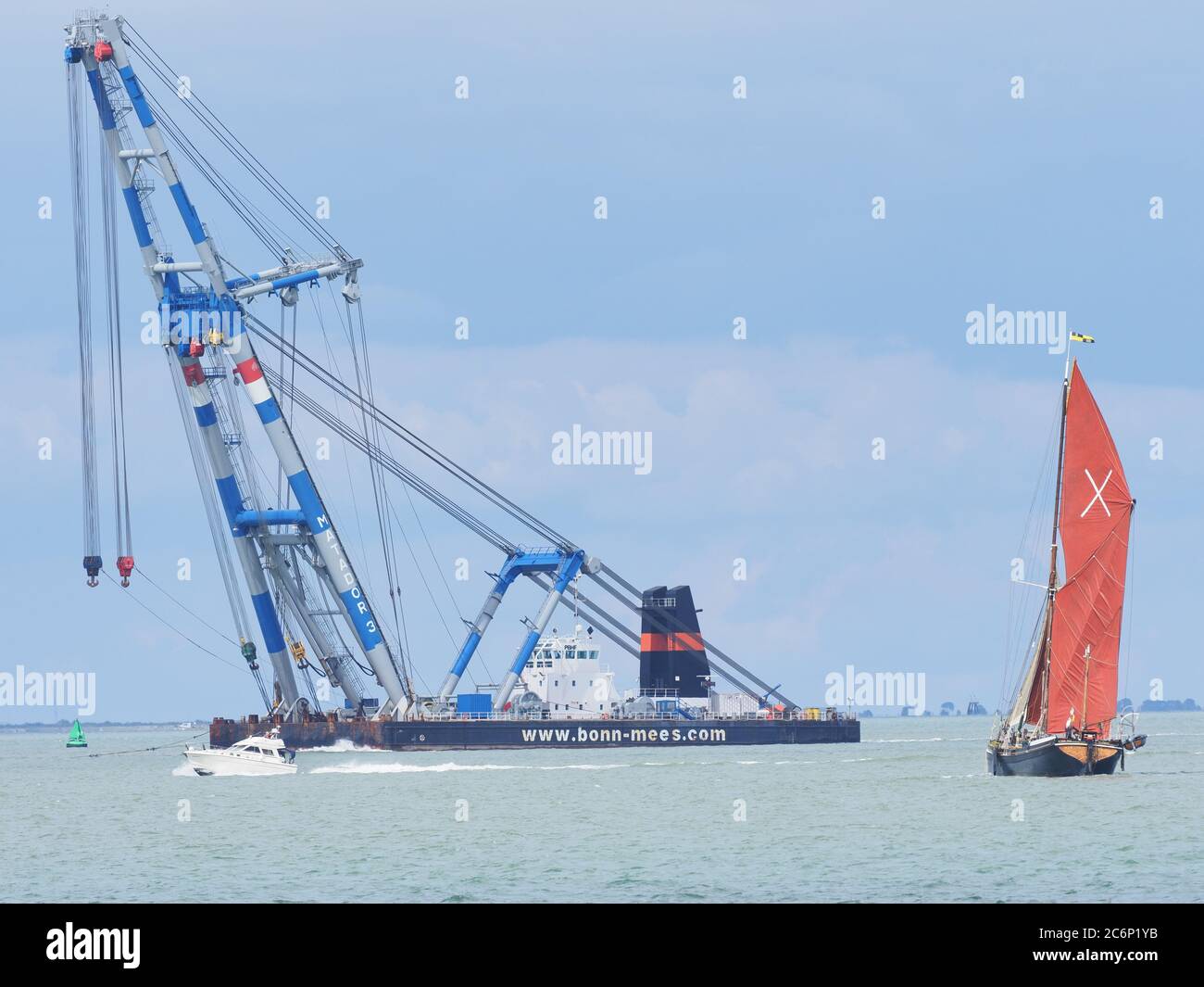Floating sheerleg crane hi-res stock photography and images - Alamy