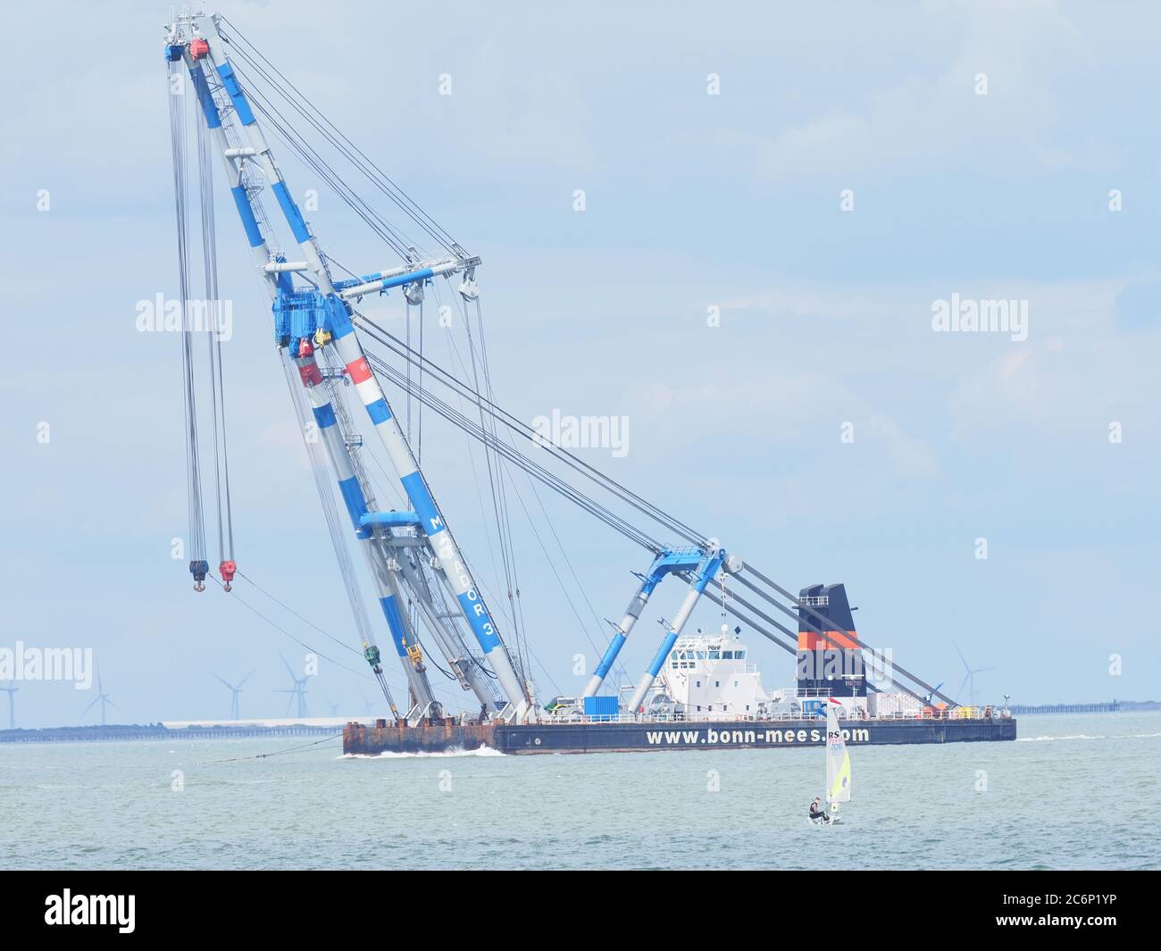 Floating sheerleg crane hi-res stock photography and images - Alamy